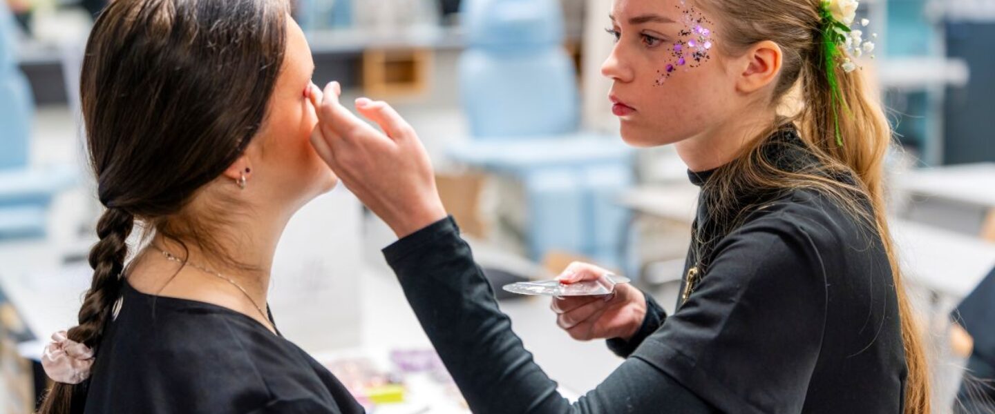 Kukkia hiuksiin ja glitterit silmäkulmiin | OSAO